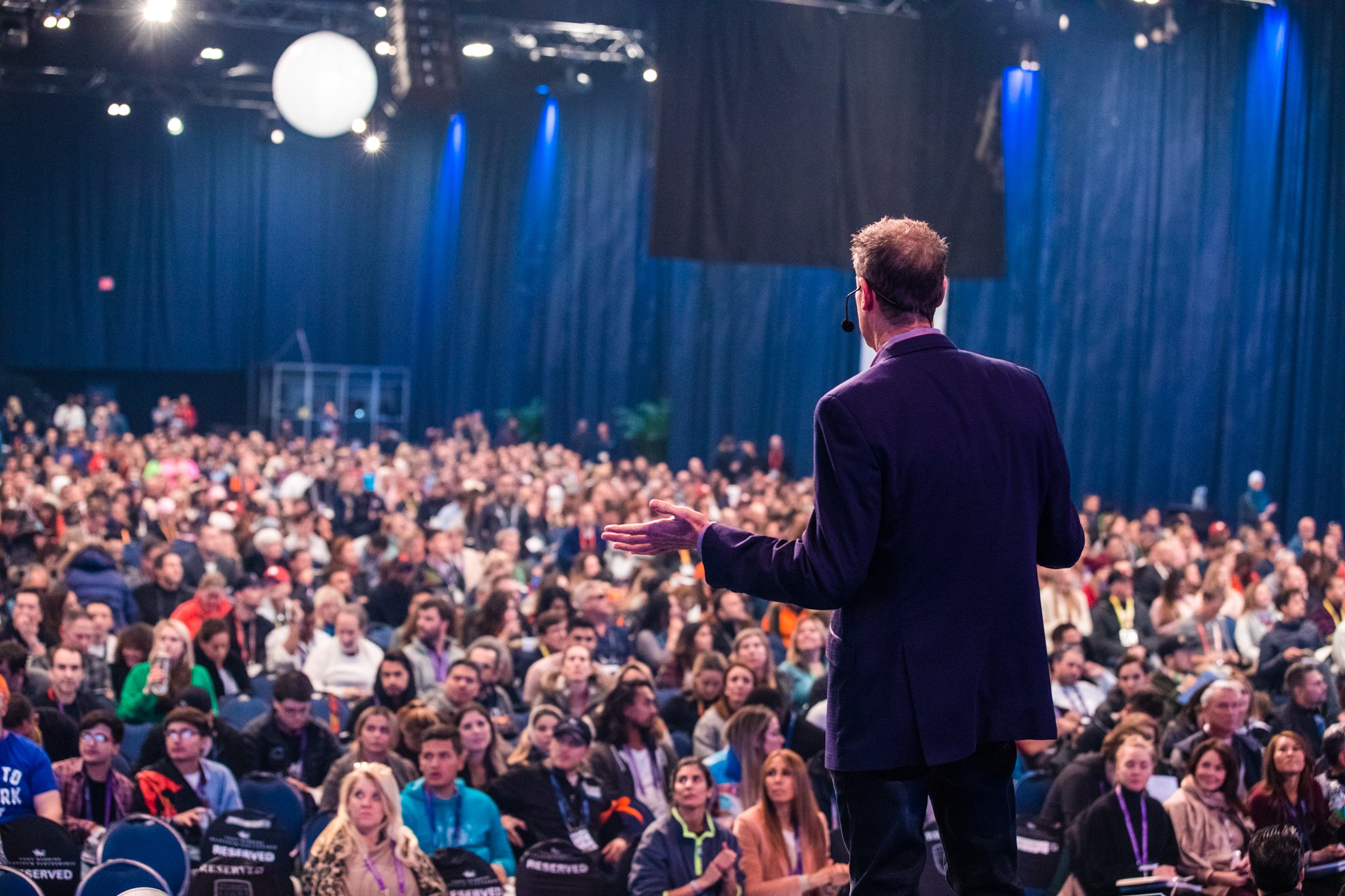 Professional Speakers vs Corporate Speakers: Which Is Right For Your Event?